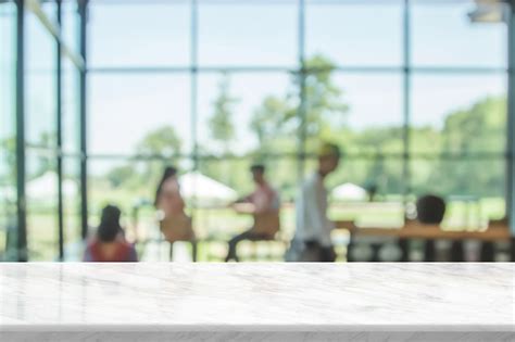 보케 라이트 블러 레스토랑이있는 탑 테이블 흐릿한 배경 앞의 대리석 빈 테이블 커피 숍과 부엌에서 흐릿한 흰색 대리석 화강암 디스플레이 또는 몽타주 제품에 사용할 수