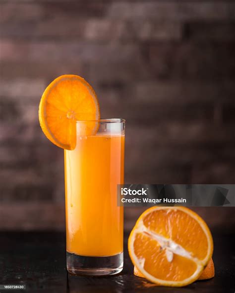 신선한 오렌지 주스와 생 오렌지 슬라이스가 유리에 담겨 나무 테이블에 고립되어 아랍식 아침 음료의 측면 모습 0명에 대한 스톡 사진 및 기타 이미지 Istock