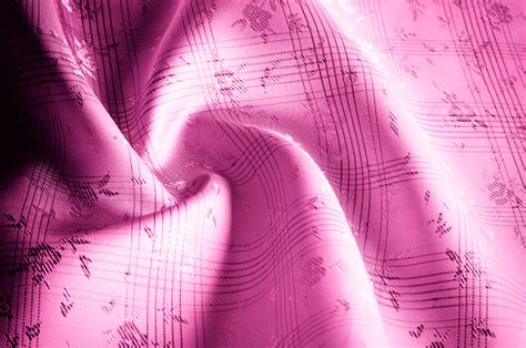 질감 배경 패턴입니다 실크 직물은 분홍색 빨간색 추상적인 직물 또는 액체 파도 그림의 우아한 추상적인 배경 근접 검은색 추상