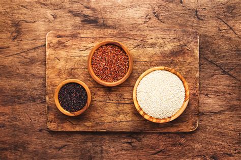 퀴노아 세트 그릇에 검은 색 흰색과 빨간색 원시 퀴노아 곡물 다양한 그로트 나무 소박한 부엌 테이블 상단보기 및 복사 공간 갈색에 대한 스톡 사진 및 기타 이미지 Istock