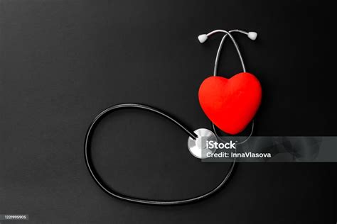 검은 종이에 빨간 마음과 청진기 플랫은 병원에서 치료 및 치료 환자를 사용하여 의사를위한 필수 항목을 누워 개념에 대한 스톡