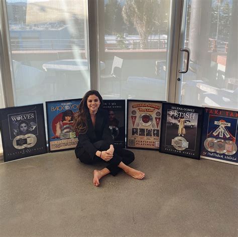 Beautiful Selena Gomez Posing With Her Awards Sexy Feet And Toes Celeblr