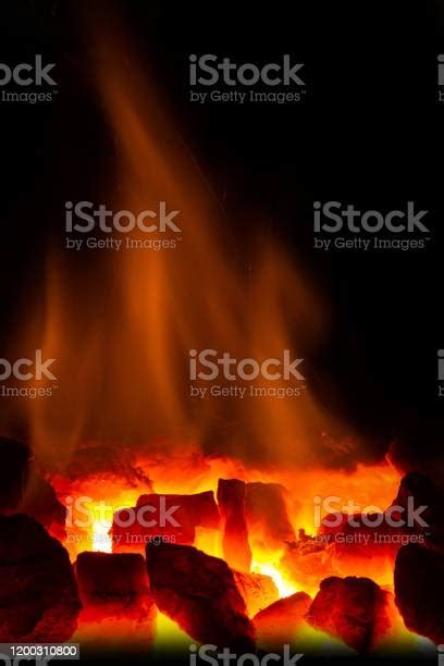 화염과 어두운 배경에 초점을 맞춘 빨간색 뜨거운 석탄 바 색상과 온도와 부드러운 초점 제외 와 원시 석탄의 배경 가득 찬에 대한 스톡 사진 및 기타 이미지 Istock