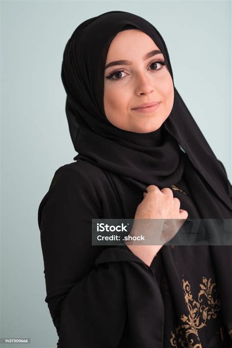 현대 이슬람과 라마단 카림의 개념을 나타내는 현대 청록색 배경에 고립된 히잡을 쓴 멋진 드레스를 입은 아름다운 무슬림 여성 18 19세에 대한 스톡 사진 및 기타 이미지