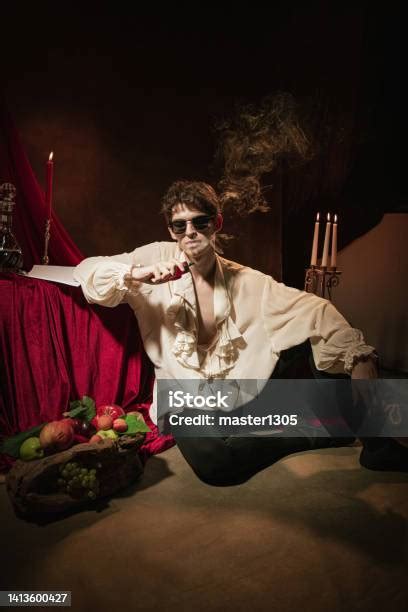 유명한 역사적 인물의 이미지에있는 젊은 사랑스러운 남자의 다채로운 가상의 초상화 어두운 빈티지 배경에 고립 된 중세 사람 레트로 스타일 20 24세에 대한 스톡 사진 및