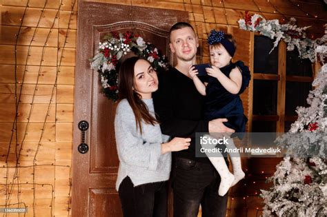 어머니 딸과 함께 아버지는 크리스마스와 새해를 축하합니다 부모와 어린 아이는 실내 크리스마스 트리 근처 재미를 Xmas 전날 아침 2 3 살에 대한 스톡 사진 및 기타