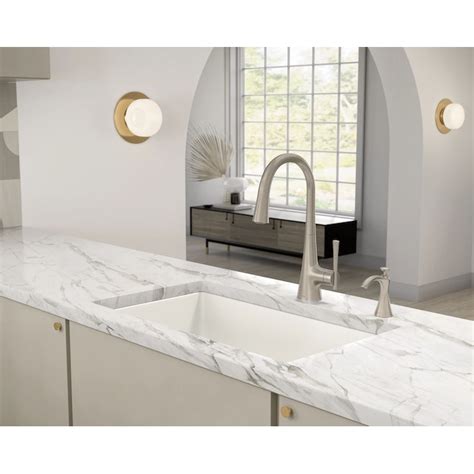 Moen Kurv Spot Resist Stainless Single Handle Pull Down Kitchen Faucet