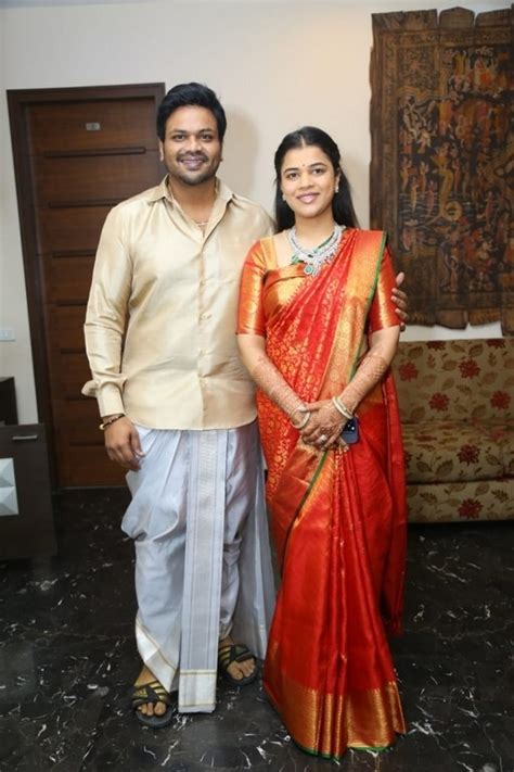 Manchu Manoj Encouraging His Wife Mounika భార్యని ఎంకరేజ్ చేస్తున్న