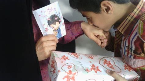 صالحین آنلاین دست بوس مادر در روز میلاد حضرت فاطمهس