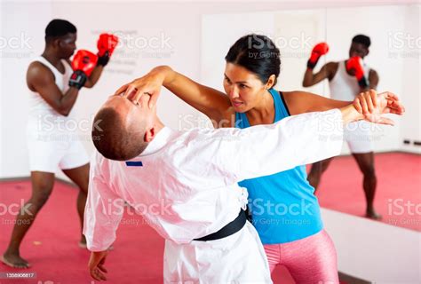 여자와 트레이너 는 권투 체육관에서 자기 방어 과정에 고통스러운 보류를 훈련 30 34세에 대한 스톡 사진 및 기타 이미지 30 34세 35 39세 45 49세