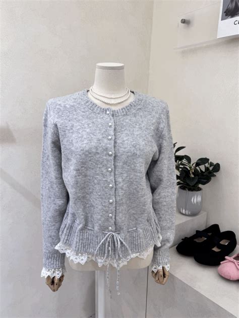 2color 진주 버튼 레이스 프릴 배색 레이어드 스트링 리본 가디건 진주가디건 레이스가디건 페미닌 러블리 여리한 데이트룩 하객룩 나들이룩 니트가디건 에이블리