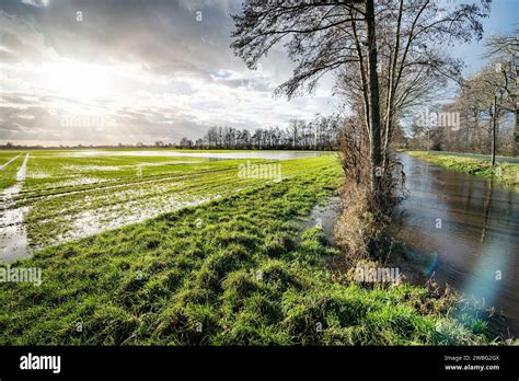 Hochwasser - überflutete Felder und über dei Ufer getretene ...