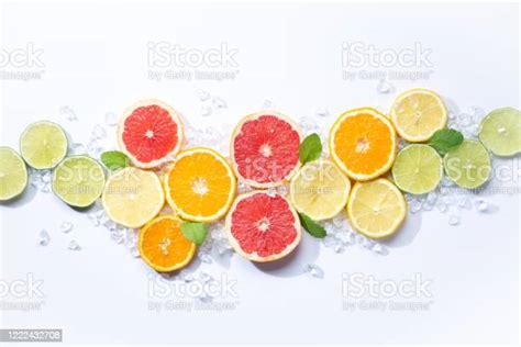 다채로운 과일 백 라운드 감귤류 슬라이스 오렌지 레몬 라임 자몽과 얼음과 민트 흰색 배경 맨 위 보기 레몬에 대한 스톡 사진 및 기타 이미지 Istock