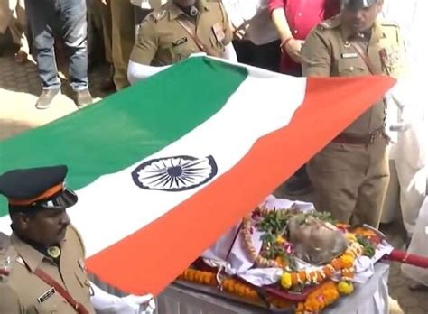 Manoj Kumar Death News राजकीय सम्मान के साथ मनोज कुमार को दी गई विदाई हुआ अंतिम संस्कार