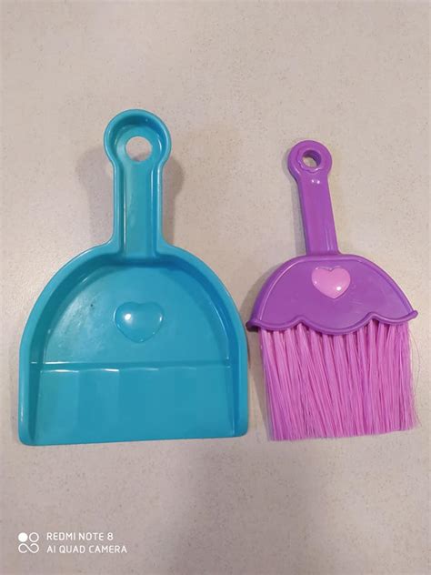 ცოცხი და ნაგვის ასაღები ვუდი ამერიკული სათამაშოები Facebook