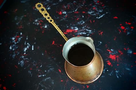 터키 커피를위한 발칸 Cezve 검은 표면에 구리 세즈베 앤티크 청동 식기 패턴이 새겨진 금속 손잡이 흰색 빨간색 및 파란색