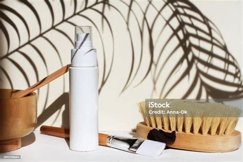 천연 스킨 케어 욕실 세트 맑은 배경 야자 잎 그림자 허브 스파 화장품 모이스처 라이저 병 화장용 브러시에 대한 스톡 사진 및 기타 이미지 Istock