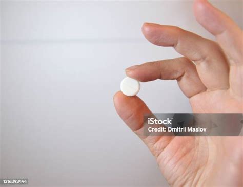 여자의 손은 태블릿을 잡고 엄지 손가락과 집게 손가락으로 꼬집습니다 간호사에 대한 스톡 사진 및 기타 이미지 간호사 개념