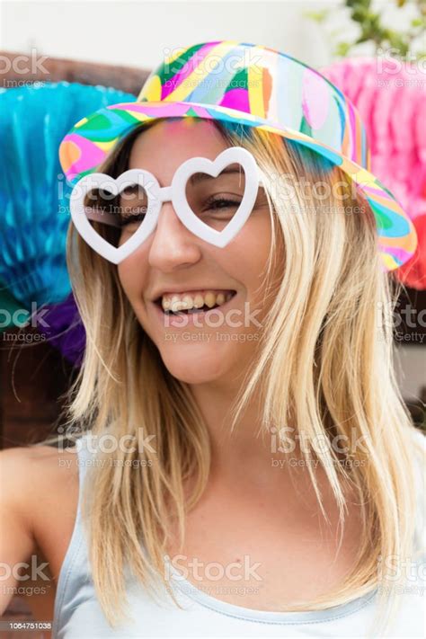 생일 축 하 파티 모자와 이빨 미소와 안경 착용에 아름 다운 젊은 여자 30 39세에 대한 스톡 사진 및 기타 이미지 30