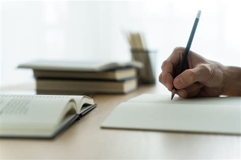 대학생은 책이나 교과서를 공부하고 쓰고 읽습니다 집에서 온라인으로 학습 또는 훈련 기술 과정 또는 교실 교육 성공에 대한 아이디어 지식과 인지 개념 개념에 대한 스톡 사진