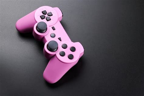joystick de controlador de videogame rosa para console de jogos isolado em fundo preto