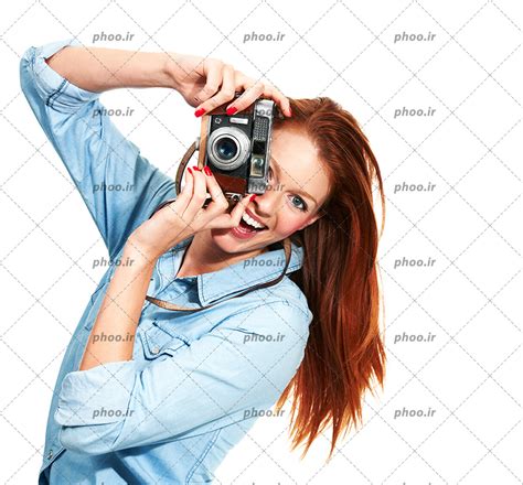 عکس با کیفیت زن جوان شاد در حال عکس گرفتن با دوربین قدیمی عکس با