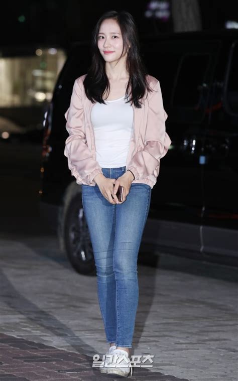 포토 박지현 바비인형 뺨치는 몸매