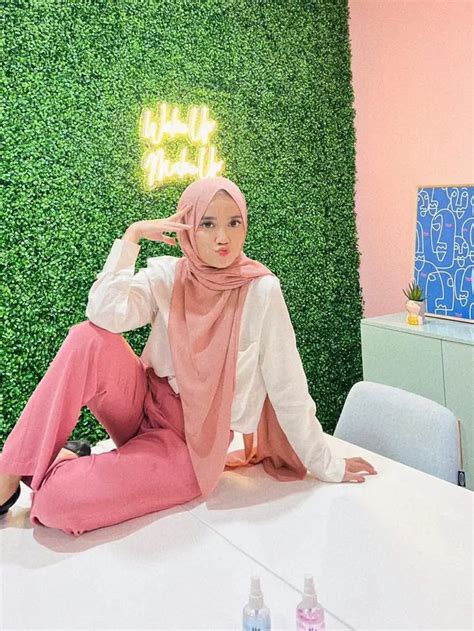 6 Ide Mix And Match Baju Pink Hijab Ala Wirda Mansur Gaya Stylish Jadi