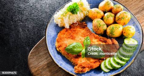 감자와 양배추로 빵 부스러기로 코팅 된 돼지 고기 커틀릿 감자 요리에 대한 스톡 사진 및 기타 이미지 감자 요리 감자튀김 건강한 식생활 Istock