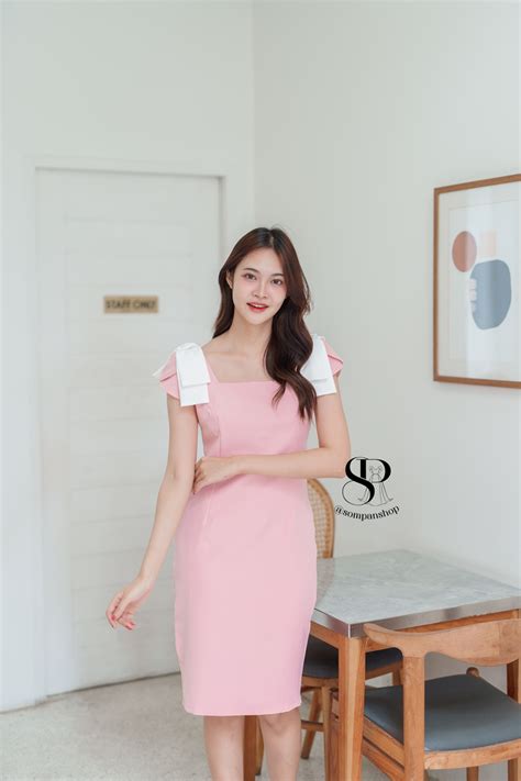 ชุดเดรสออกงานสีชมพู ไหล่โบว์ แขนสั้น เรียบหรูดูแพง สวยดูดี แบบสวยทันสมัย ใส่ออกงาน งานราตรี ไป