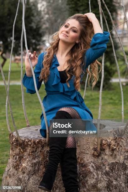 금발긴머리와 파란 눈을 가진 아름다운 여자가 이스탄불의 거리를 거닐고 카메라를 위해 포즈를 취합니다 가을에 대한 스톡 사진 및 기타 이미지 Istock