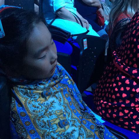 Интернет рассмешила восточная девочка проспавшая весь концерт на Новой волне