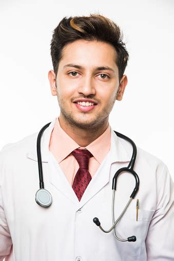 그의 목 흰색 배경 선택적 초점 위에 절연 청진 기로 쾌활 한 인도 잘생긴 남자 의사의 초상화 건강관리와 의술에 대한 스톡 사진 및 기타 이미지 Istock
