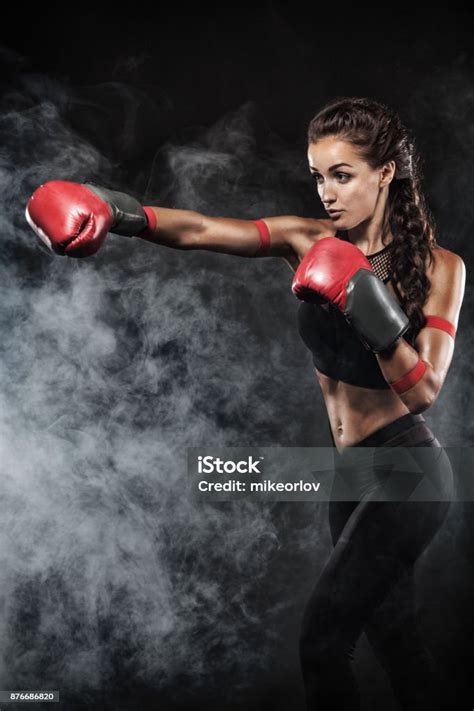 강한 운동 여자 복 서 검은 바탕에 훈련에서 권투 복사 공간 스포츠 복싱 개념입니다 20 29세에 대한 스톡 사진 및 기타 이미지 20 29세 관능 백인종 Istock