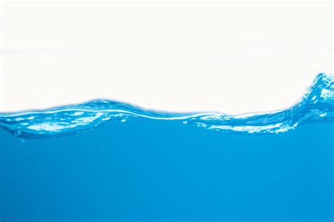 흰색 배경에 고립 된 푸른 물 파와 거품 물 튀김 파도 및 기포가있는 푸른 물 표면은 식수를 청소합니다 그래픽 디자인 편집 제품 착용에 사용할 수 있습니다 0명에 대한 스톡