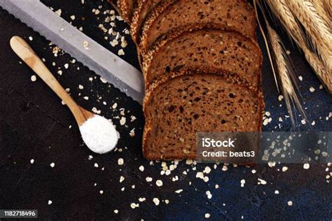 빵은 어두운 위에서 보드에 잘라 주방 또는 베이커리 포스터 디자인 갈색에 대한 스톡 사진 및 기타 이미지 갈색 곡초류 독일 Istock