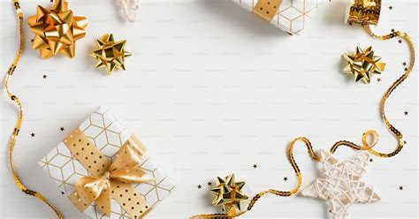 크리스마스 배너입니다 럭셔리 선물 상자 반짝이는 장식 별과 반짝이는 금색 색종이의 배경 크리스마스 디자인 장식 개체 플랫 누워 상위 뷰 사진 Unsplash의