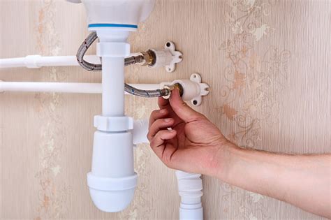 배관공은 꼰 연결 호스를 사용하여 수도꼭지를 가정용 배관 시스템에 연결합니다 0명에 대한 스톡 사진 및 기타 이미지 0명 가정 생활 개수대 Istock