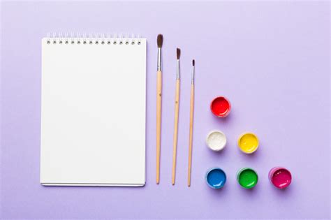 앨범 페이지와 페인트 연필 색깔의 배경에 브러시 빈 공간이 있는 상단 뷰입니다 창의성을 위한 직장 가정 교육 컨셉 드로잉 컷아웃에 대한 스톡 사진 및 기타 이미지 Istock