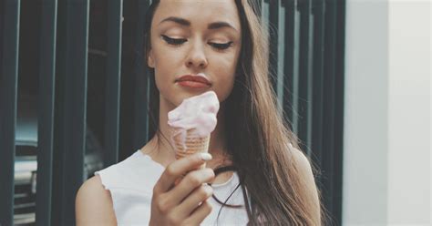 Zavodljivo Je Lizala Sladoled I Gledala Ih Pravo U Oči A Onda Je