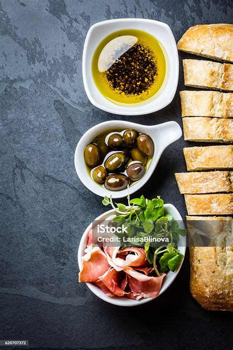 시아바타 페퍼 오일 자몬 햄 세라노 아루굴라 로즈마리 슬레이트 배경 건강한 생활방식에 대한 스톡 사진 및 기타 이미지 건강한 생활방식 건강한 식생활 검은색 Istock