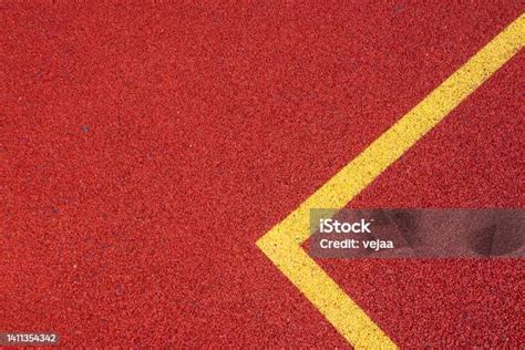 다채로운 스포츠 코트 배경 노란색 모서리 선이있는 빨간색 필드 고무 접지 야외 상단 전망 곡선에 대한 스톡 사진 및 기타 이미지 곡선 농구 팀 스포츠 0명 Istock