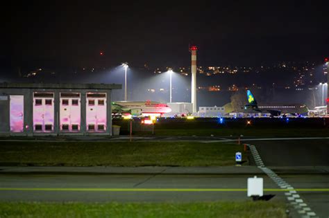 겨울 밤 취리히 공항에서 에어 인디아 여객기 보잉 7878 드림라이너와 함께 도크 미드필드에 주차된 흰색과 빨간색 여객기의 측면 모습 0명에 대한 스톡 사진 및 기타 이미지 겨울 밤 취리히 공항에서 에어 인디아 여객기 보잉 7878 드림라이너와 함께 도크 미드필드에 주차된 흰색과 빨간색 여객기의 측면 모습 0명에 대한 스톡 사진 및 기타 이미지