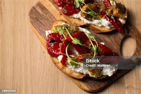 치즈 버섯 구운 고추 마이크로그린 완두콩 꼬투리를 나무 판에 얹은 샌드위치 0명에 대한 스톡 사진 및 기타 이미지 0명 가정 주방 가정의 방 Istock