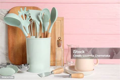 분홍색 나무 배경에 흰색 테이블에 다양한 주방 용품 세트 텍스트 공간 0명에 대한 스톡 사진 및 기타 이미지 0명 가정 생활 가정 주방 Istock