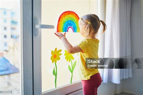 희망의 표시로 창 유리에 무지개 그림을 첨부 사랑스러운 유아 소녀 아이에 대한 스톡 사진 및 기타 이미지 아이 무지개 보육 Istock