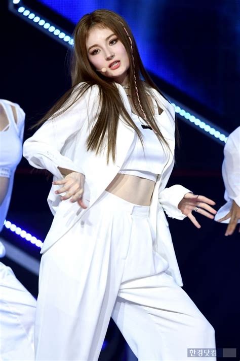 포토 스웨틀라나 라나 이름으로 가수 데뷔 Memes de disney Chicas Kpop