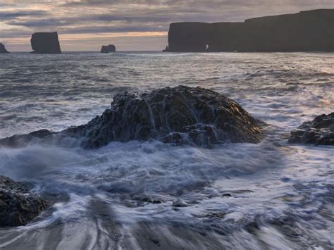 Скалистый берег омываемый морской водой обои для рабочего стола