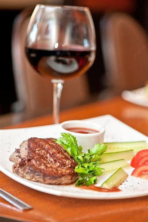 소스와 와인을 곁들인 구운 쇠고기 스테이크 배경 활기 없는 흥미 진진한 음식 배경 일러스트 및 사진 무료 다운로드 Pngtree