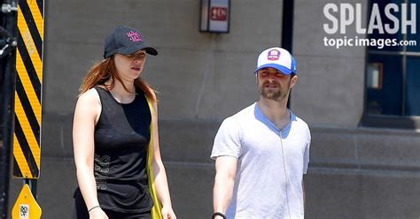 [n해외연예] 해리포터 다니엘 래드클리프 5세 연상 여친과 데이트 소탈한 커플